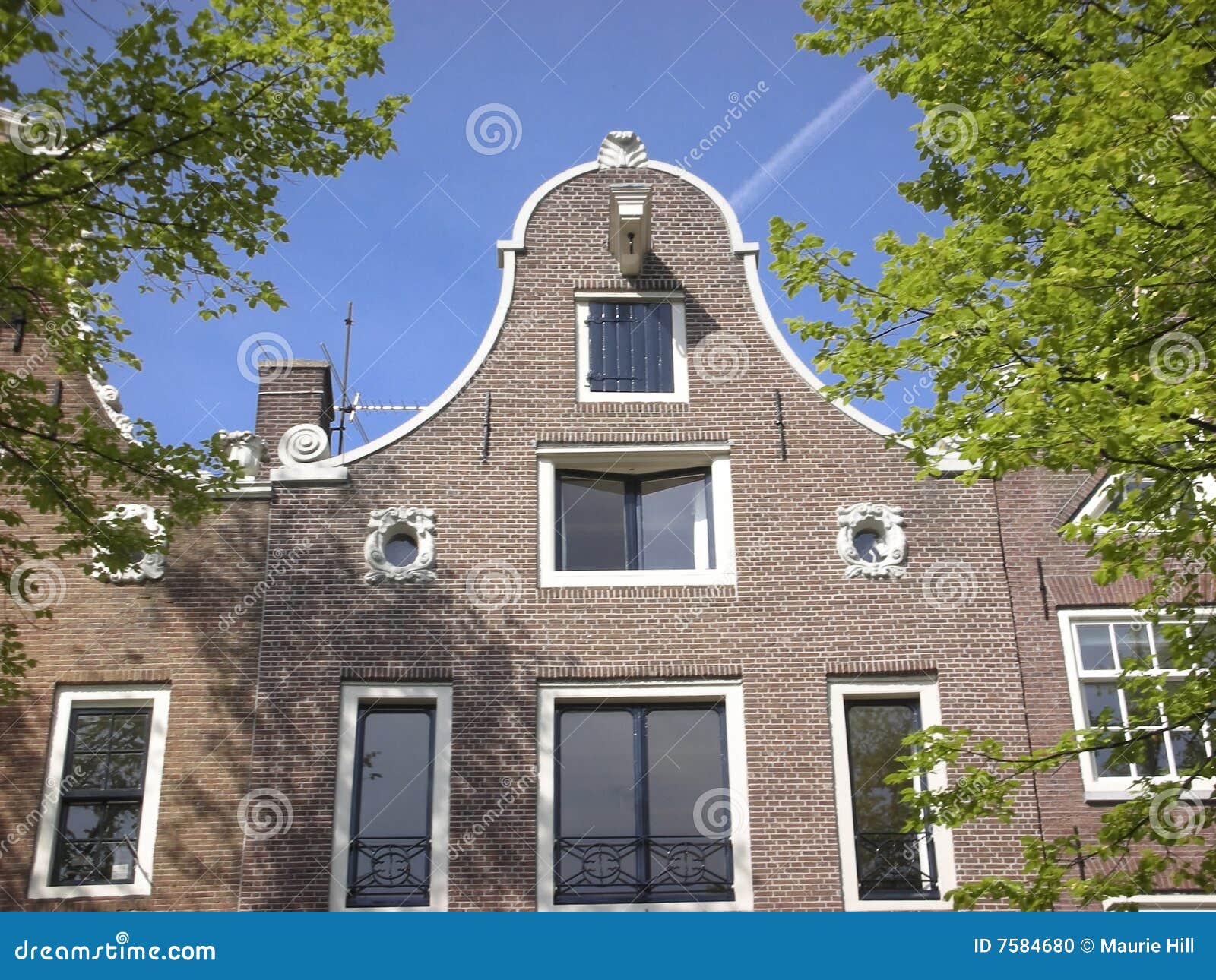 Rijtjeshuizen in Amsterdam stock foto. Image of waterweg - 7584680