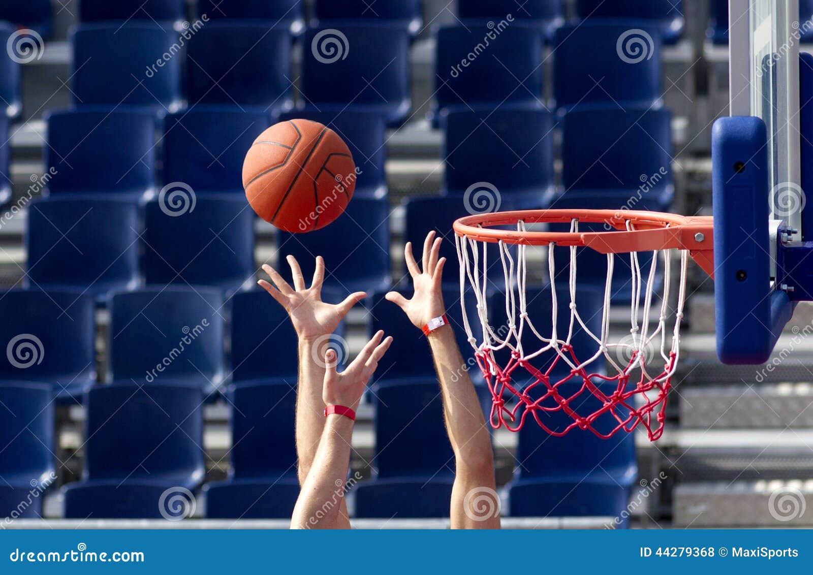 Rimbalzo di pallacanestro fotografia stock. Immagine di concettuale ...