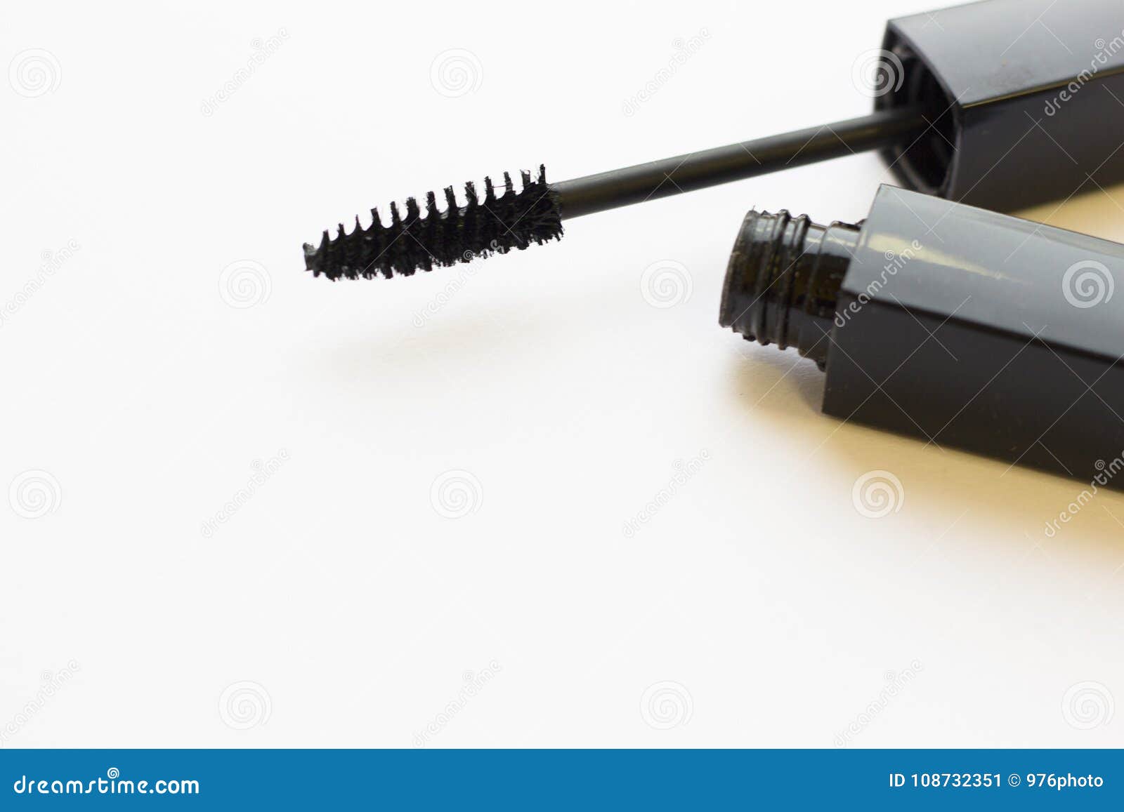 Rimel negro en blanco imagen de archivo. Imagen de labios - 108732351