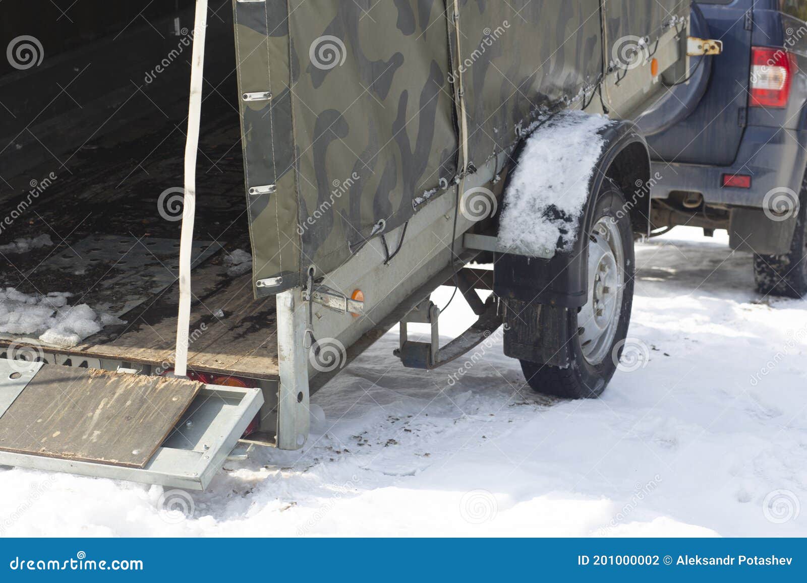 Rimorchio Aperto Per Auto. Un'auto Con Una Roulotte Fotografia Stock ...