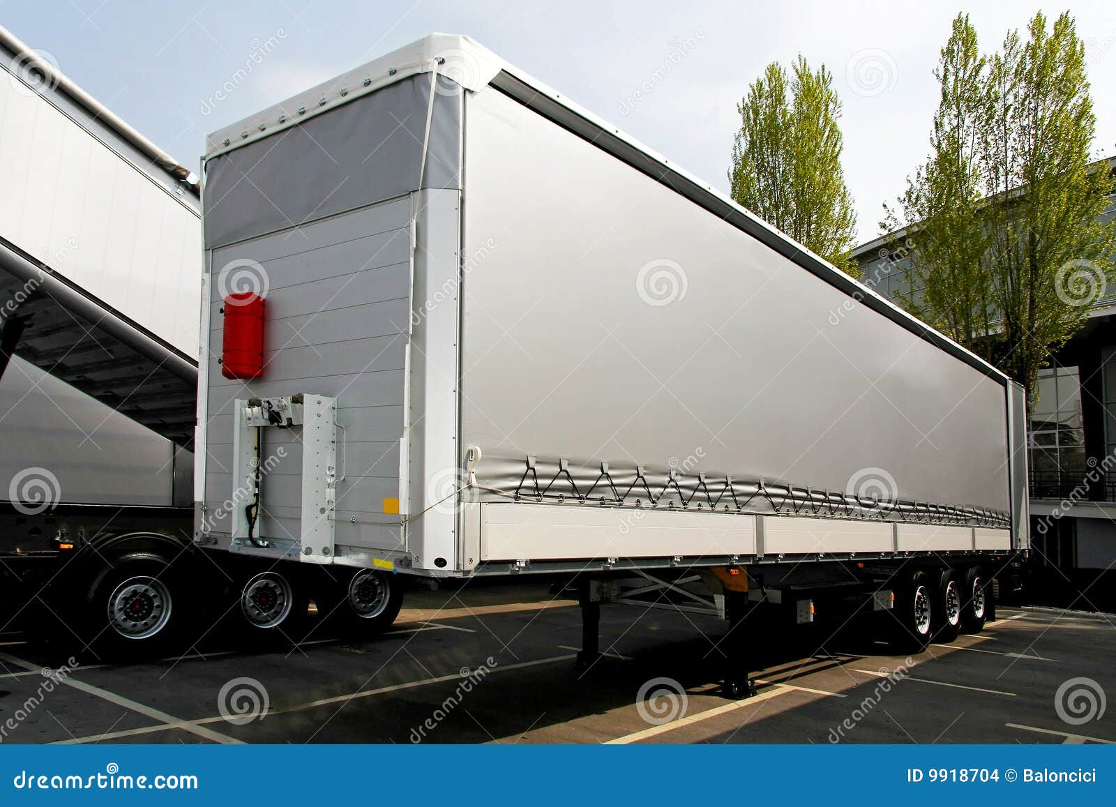 Rimorchio del camion fotografia stock. Immagine di industria - 9918704