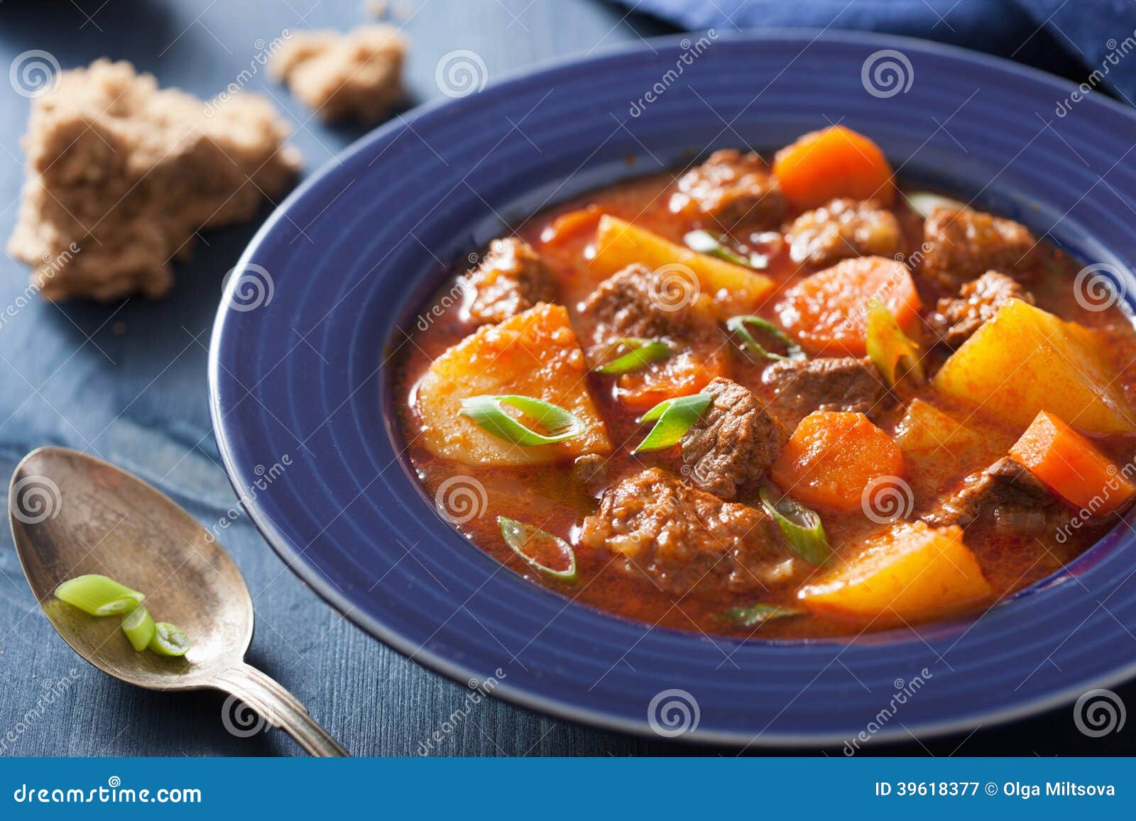 Rindereintopf Mit Kartoffel Und Karotte In Der Blauen Platte Stockbild
