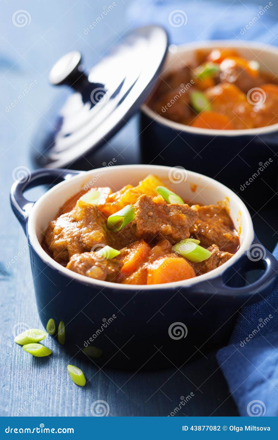 Rindereintopf Mit Kartoffel Und Karotte Im Blauen Topf Stockfoto Bild