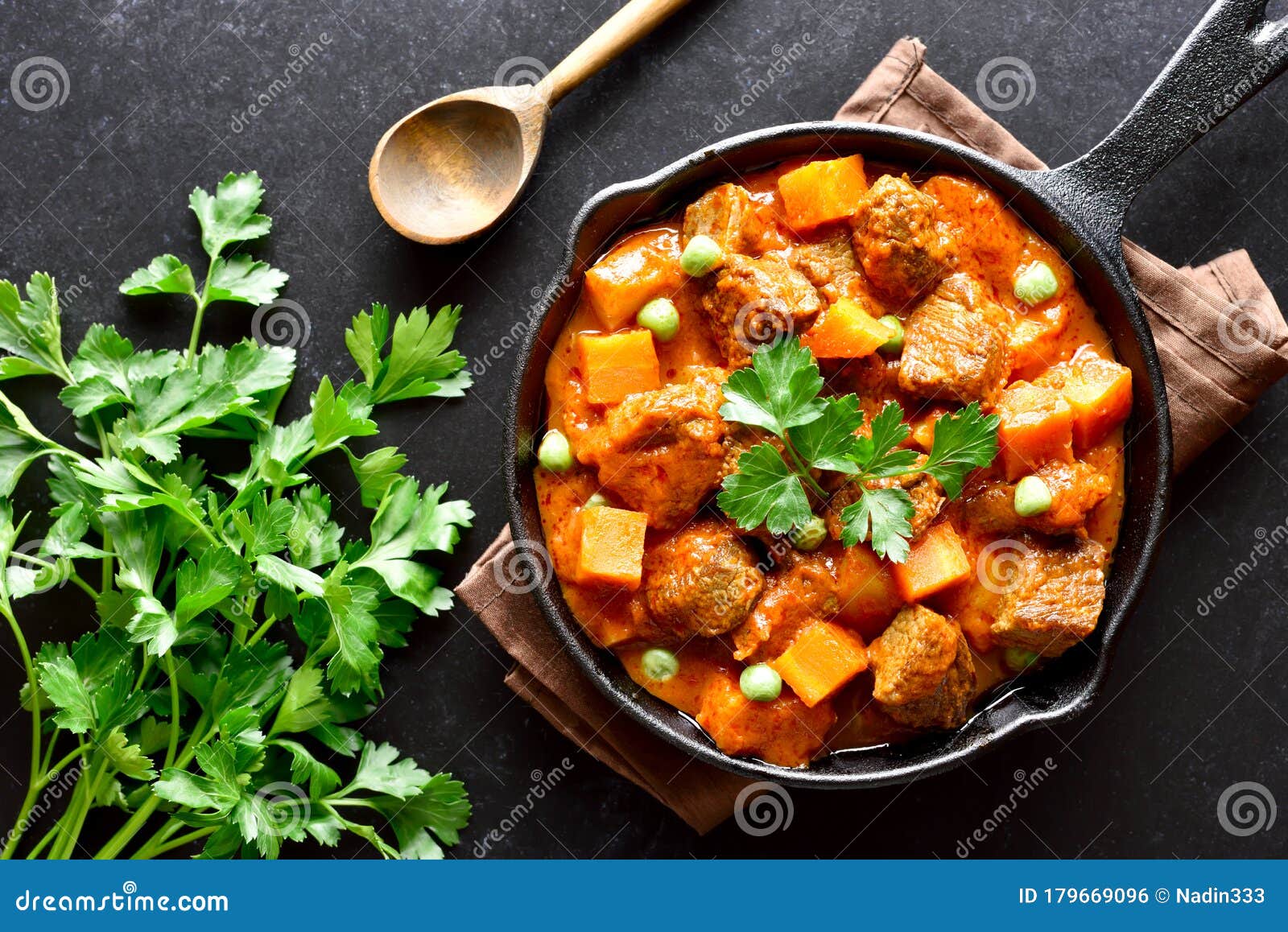 Rindereintopf Mit Kartoffeln Und Karotten Stockfoto Bild Von Hotpot