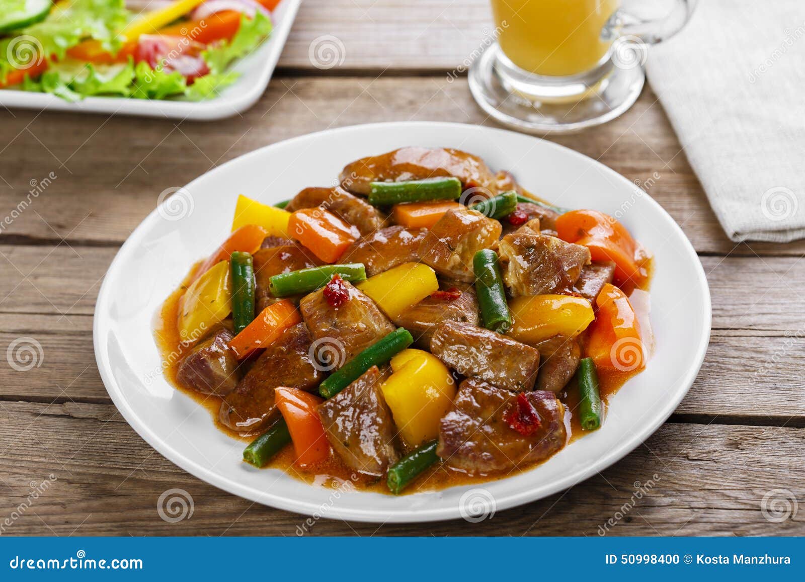 Rindereintopf mit Pfeffern stockfoto. Bild von eintopfgericht - 50998400