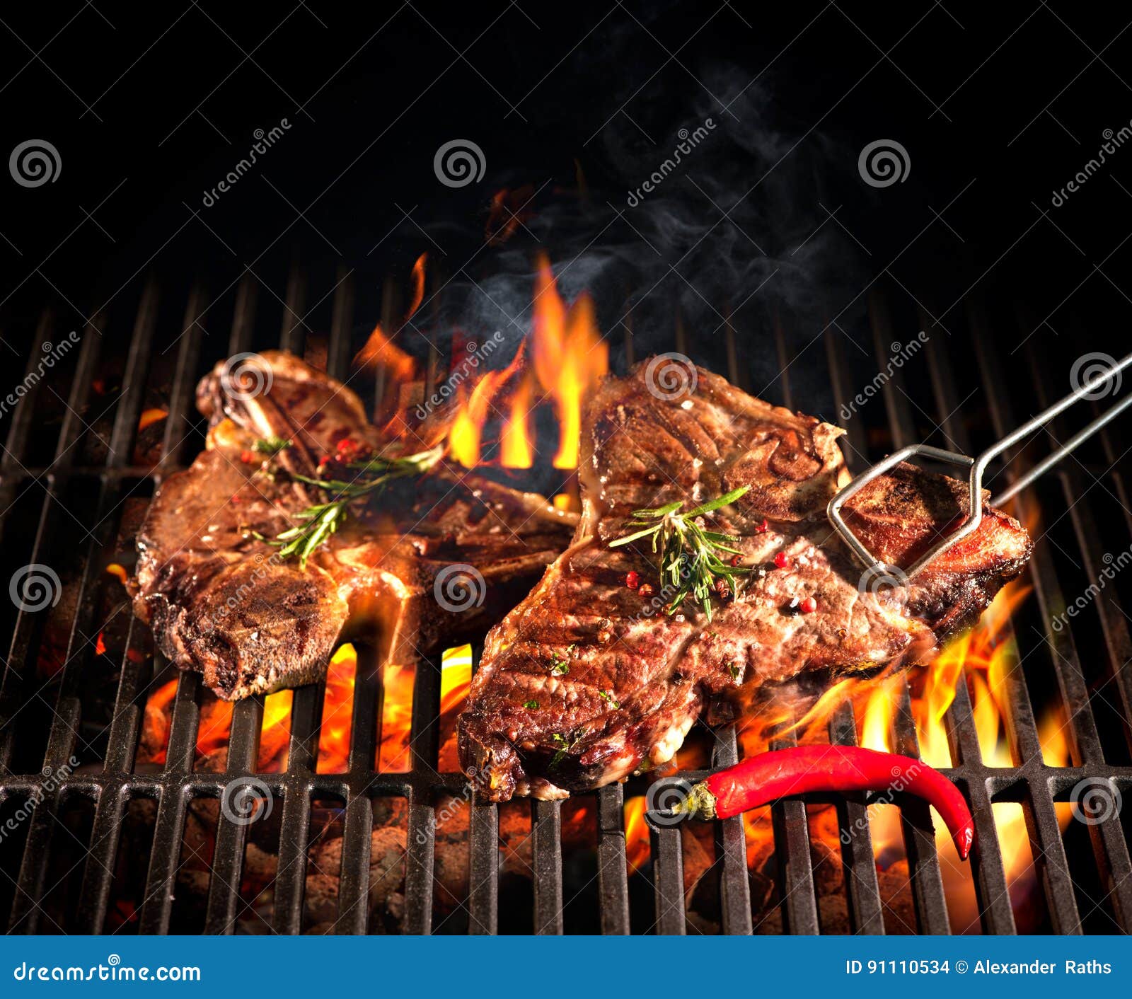 Rindfleisch-T-Bone-Steaks Auf Dem Grill Stockfoto - Bild von rasterfeld ...