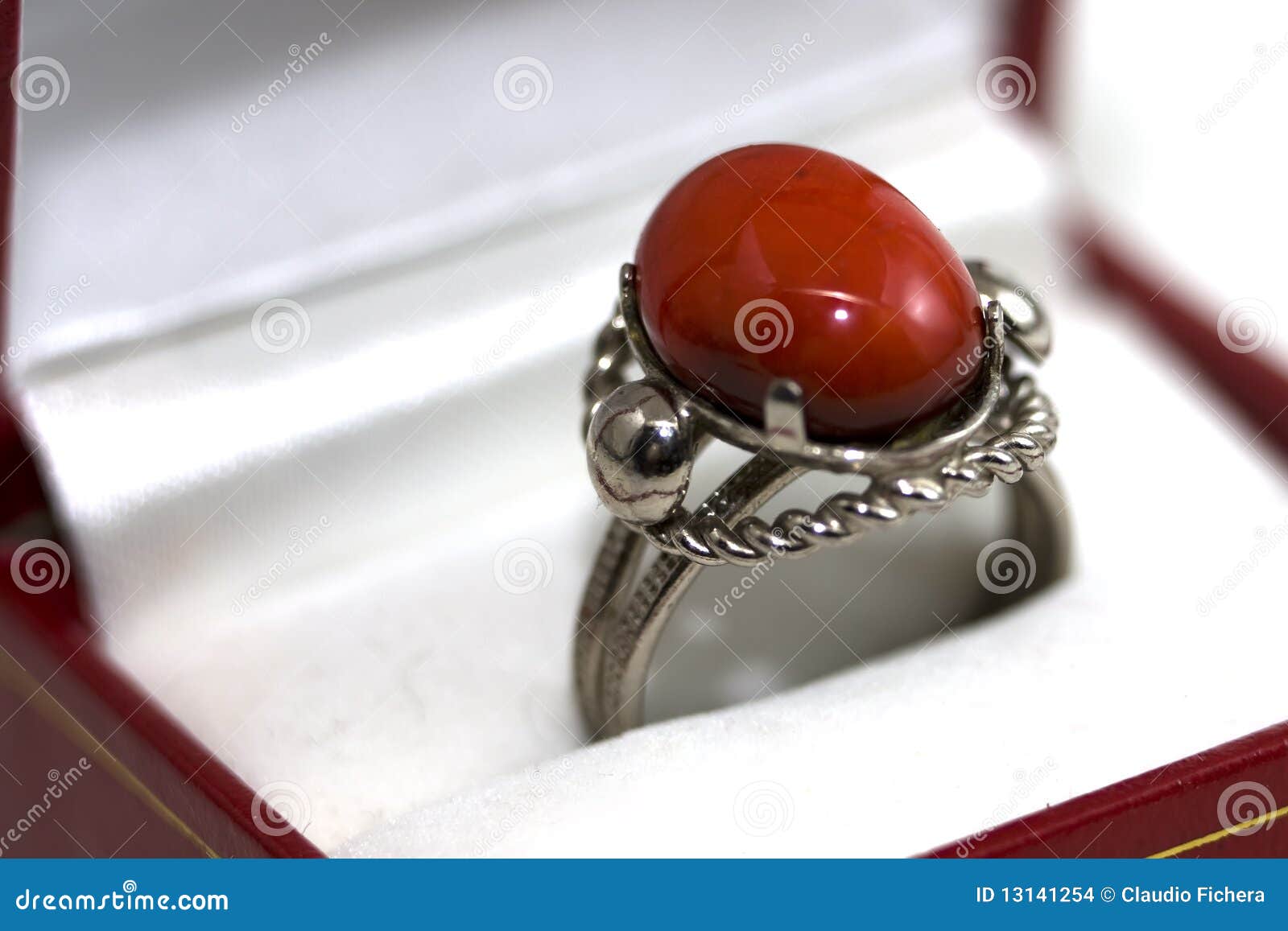 Ring met rode steen stock foto. Image of romantisch, voorwerpen - 13141254