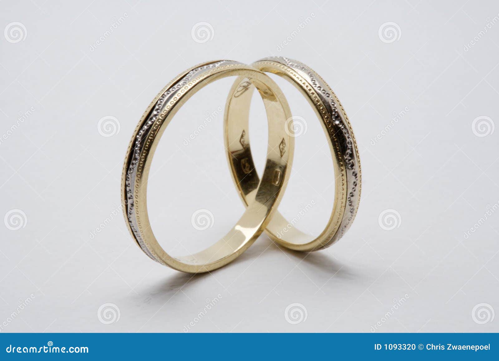 Ringe Der Goldenen Hochzeit Stockfoto - Bild von liebe, feier: 1093320