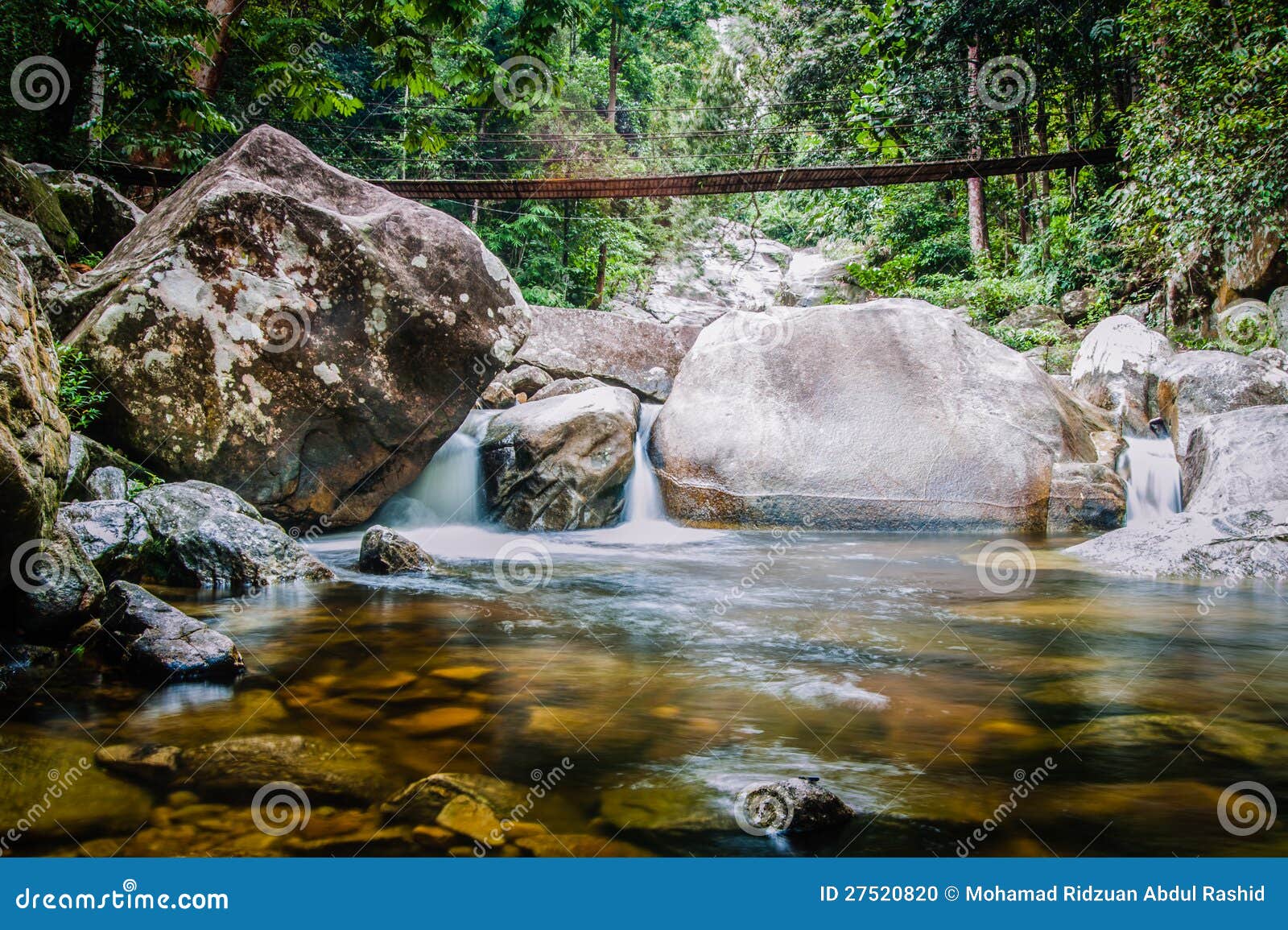 Rio Abaixo Da Cachoeira De Gunung Stong Foto de Stock - Imagem de ...