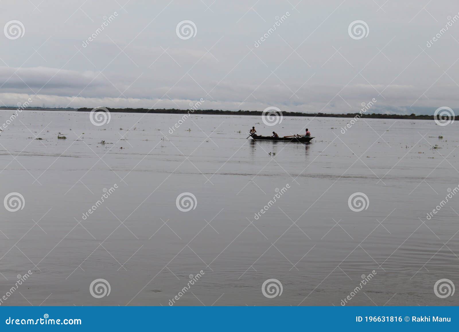 Rio Brahmaputra. Um Barco No Meio Do Rio Foto de Stock - Imagem de ...