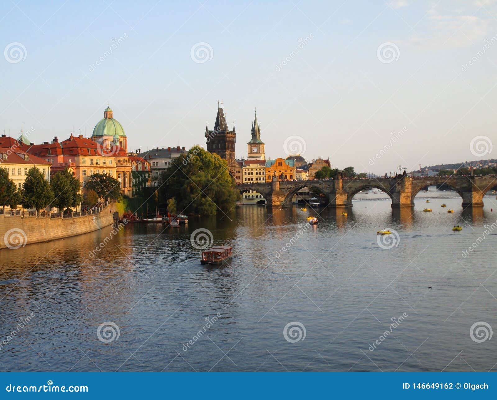 Rio da cidade de Praga foto de stock. Imagem de céu - 146649162