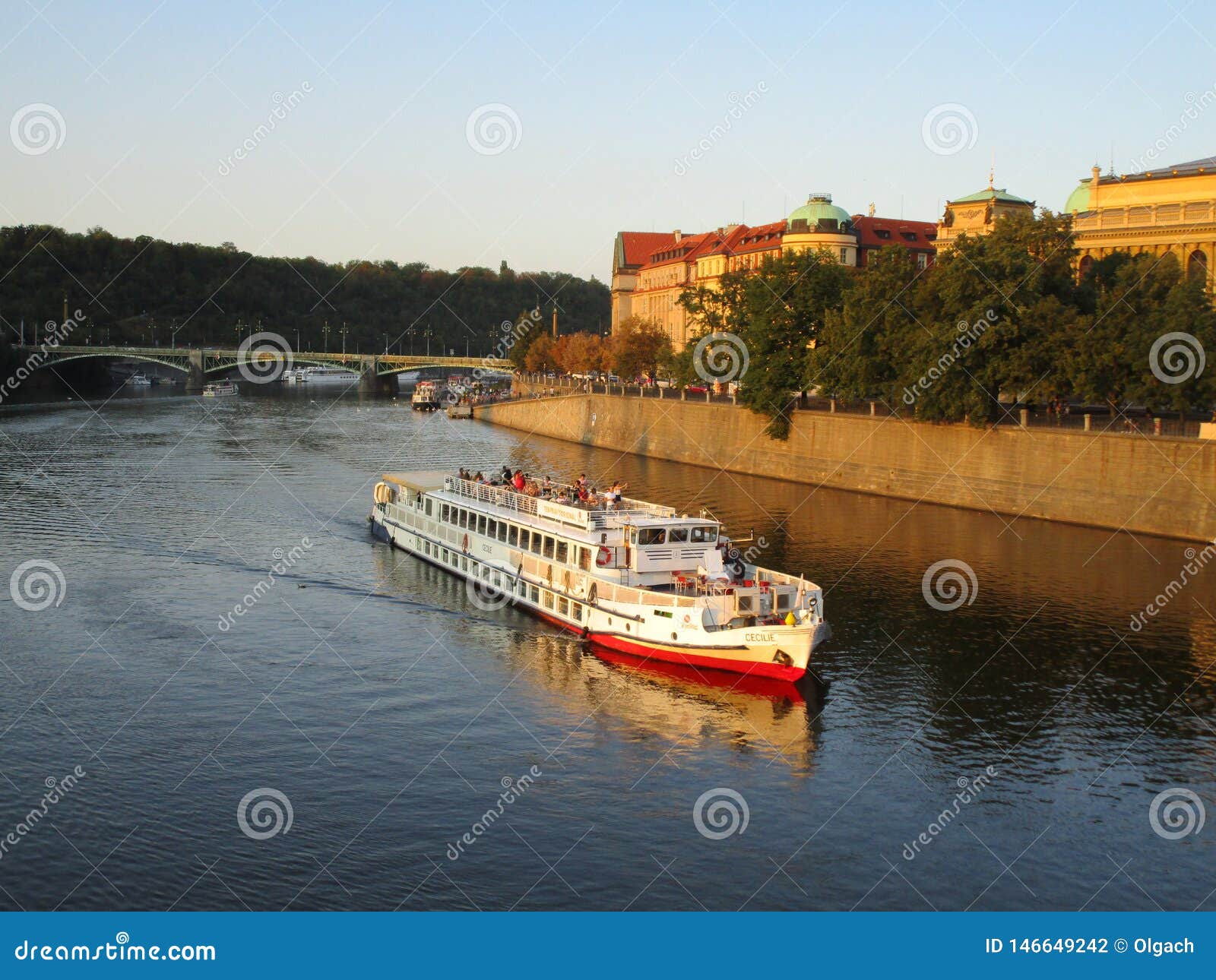 Rio da cidade de Praga foto de stock. Imagem de arquitetura - 146649242