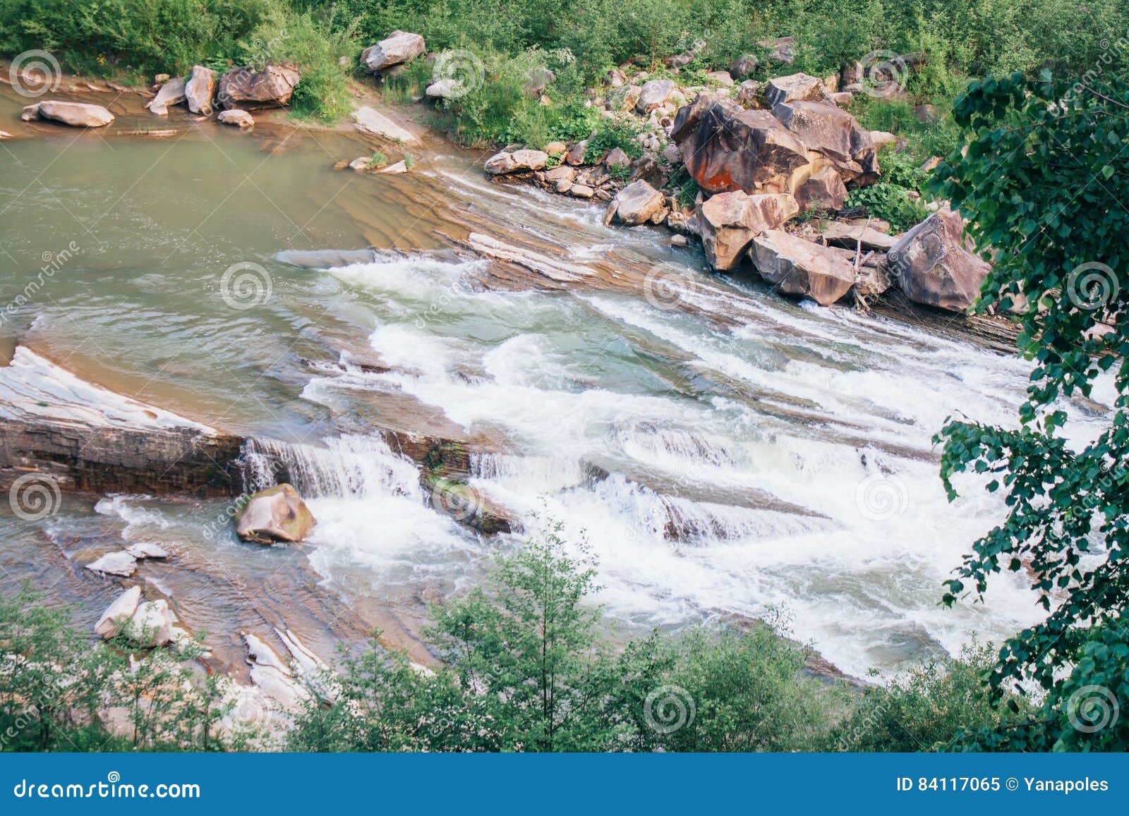 Rio Das Montanhas Com Corredeira E As Costas Rochosas Imagem de Stock ...