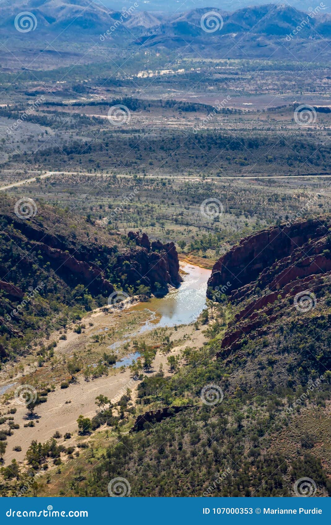 Rio De Finke E Os Montes Azuis Do Interior Imagem de Stock - Imagem de ...