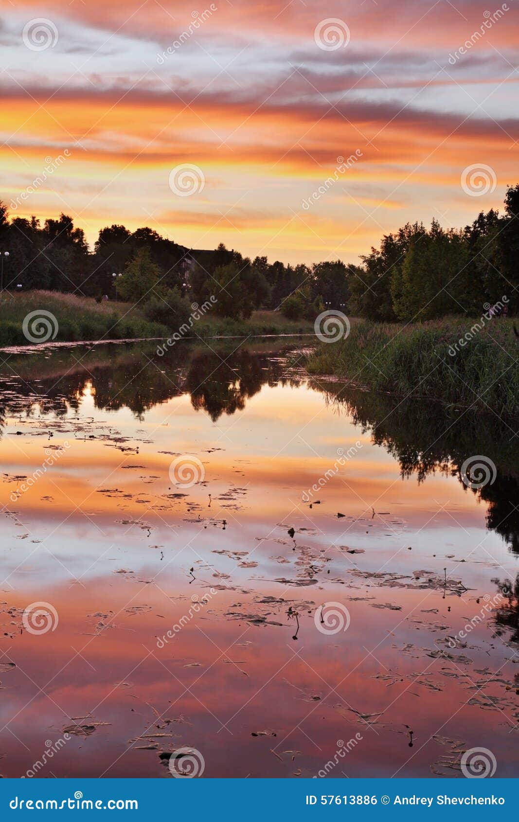 Rio De Nevezis Em Panevezys Lithuania Foto de Stock - Imagem de noite ...