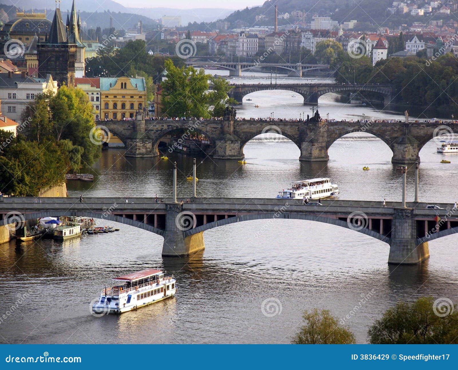 Rio de Praga Vlatava imagem de stock. Imagem de vista - 3836429