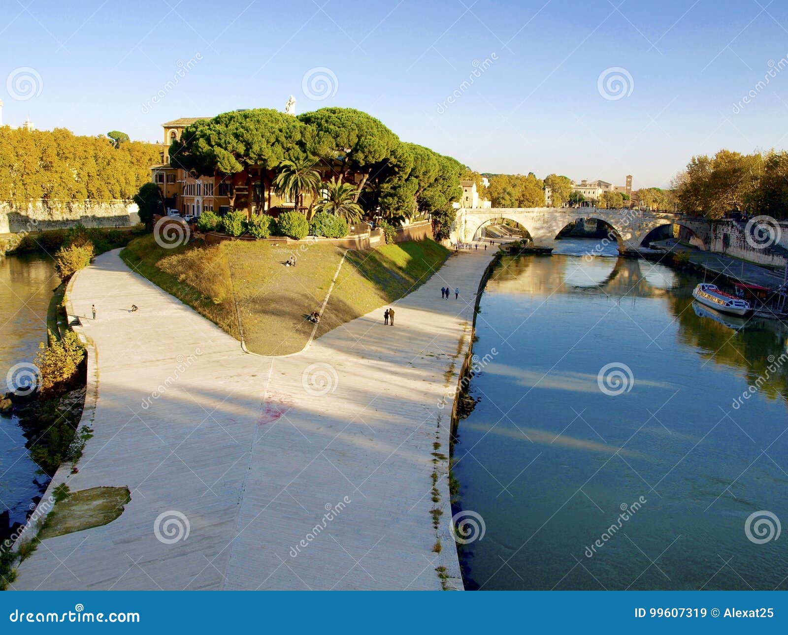 Rio de Tiber em Roma imagem de stock. Imagem de azul - 99607319