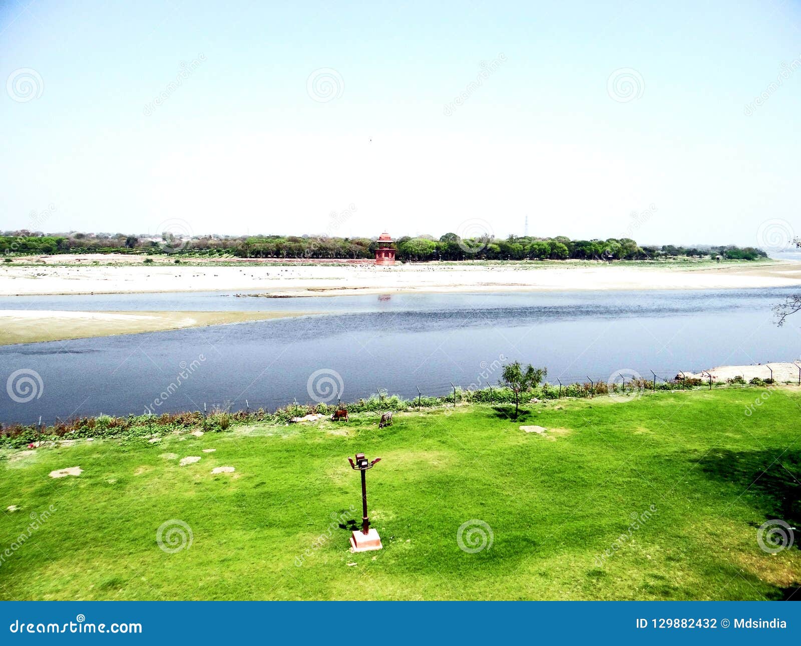 Rio de Yamuna em Agra foto de stock. Imagem de céu, exterior - 129882432