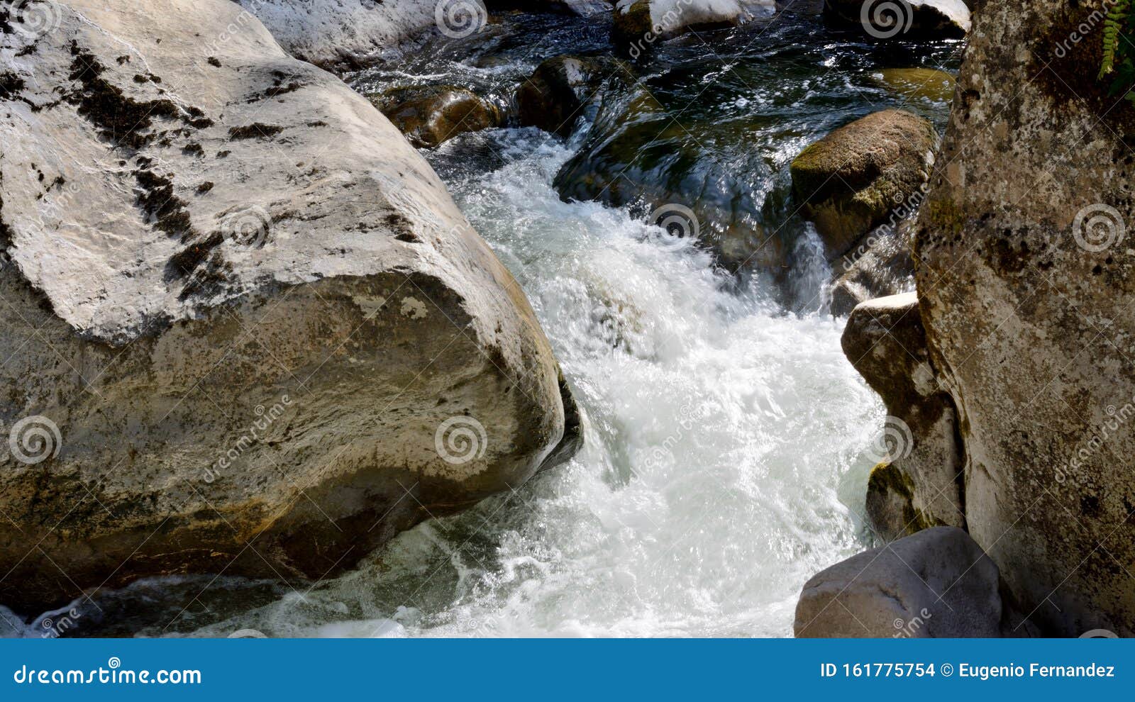 Rio Deva Som Den Passerar Genom Hermida Gorge Arkivfoto - Bild av sten ...