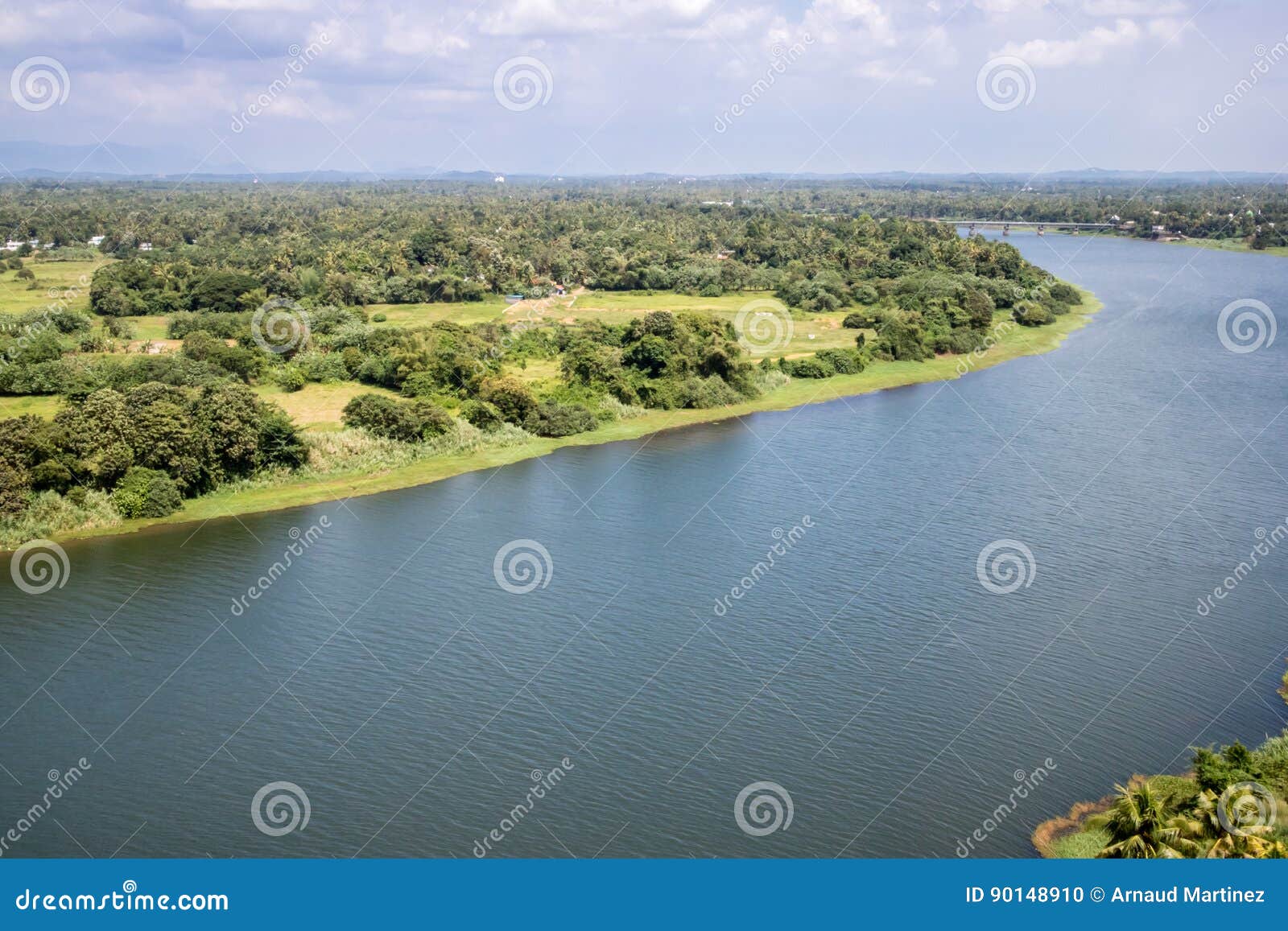 Rio Do Campo Com Horizonte Da Infinidade E Suas Montanhas Distantes ...