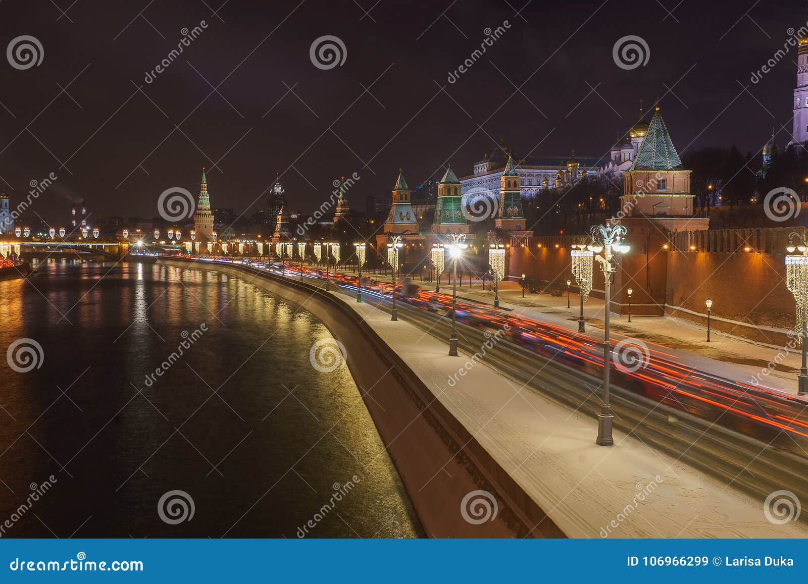Rio Iluminado Do Kremlin De Moscou E Da Moscou No Inverno Imagem de ...