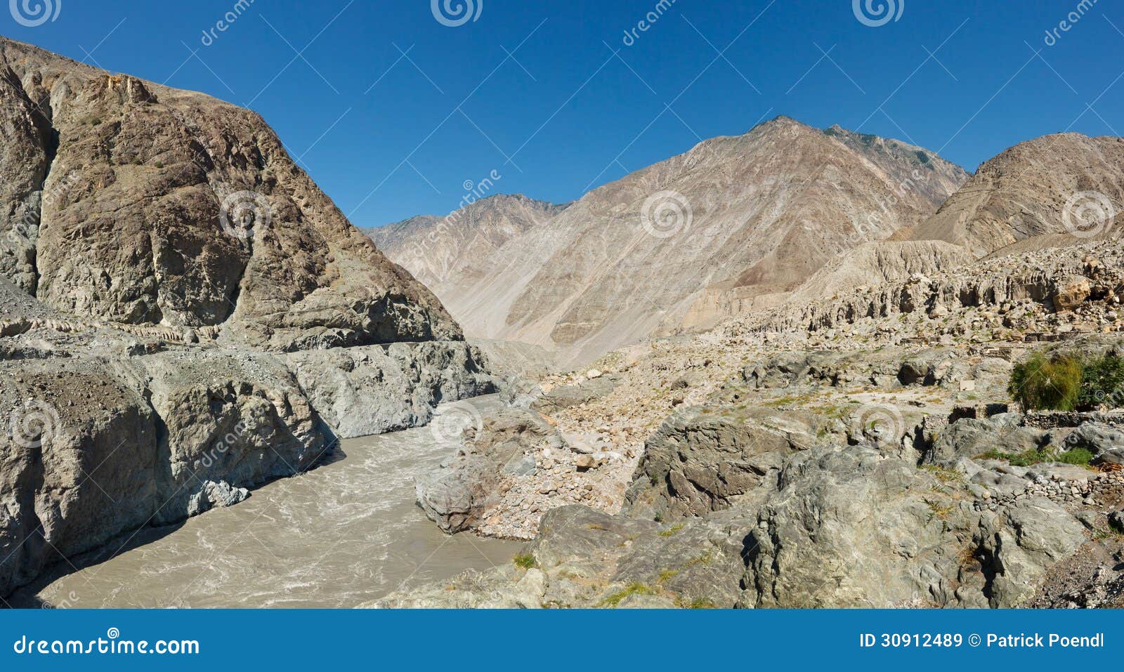 Rio Indus Raging, Paquistão Imagem de Stock - Imagem de rochoso ...