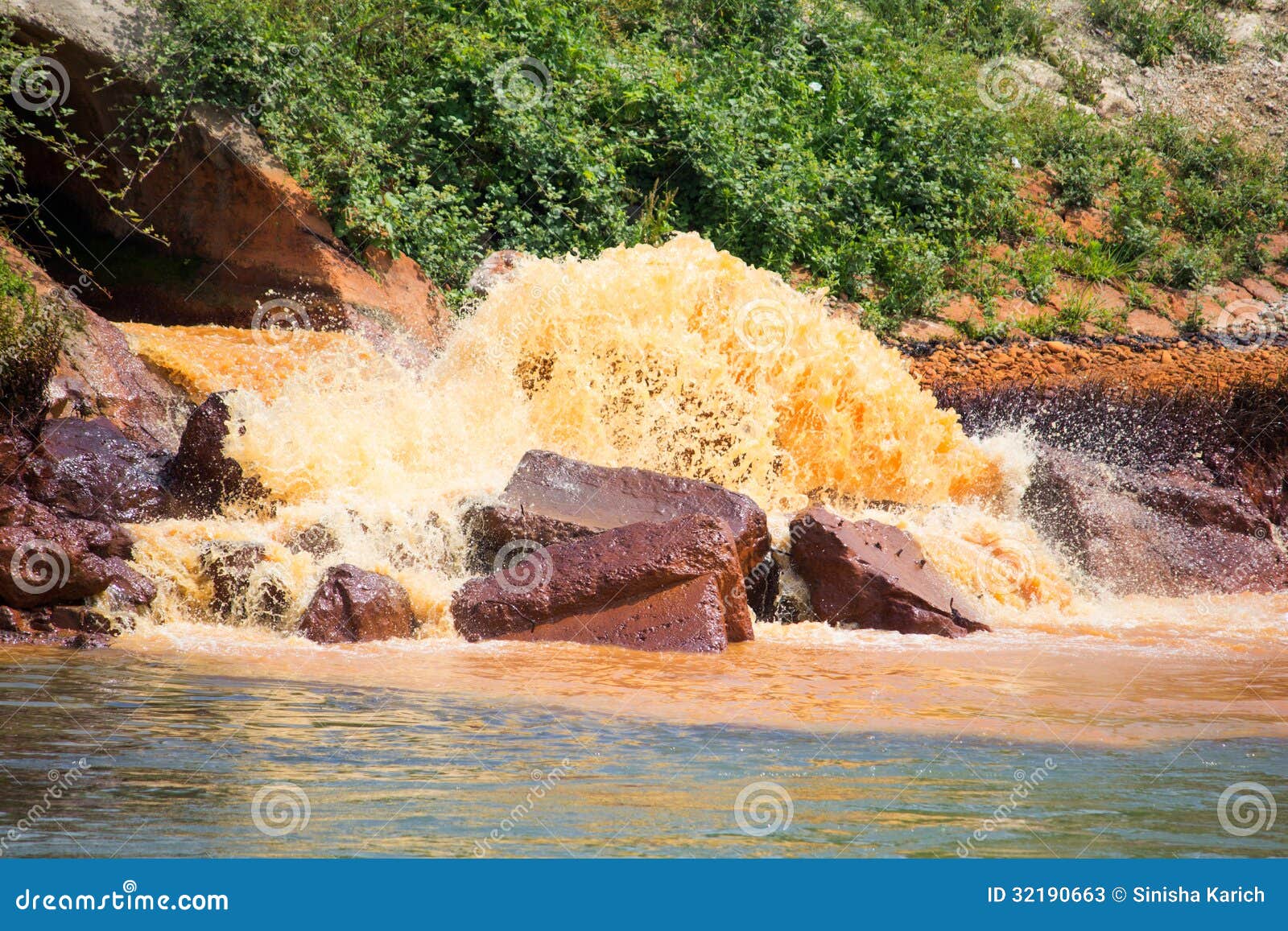 Rio poluído imagem de stock. Imagem de nave, imundo, esgoto - 32190663
