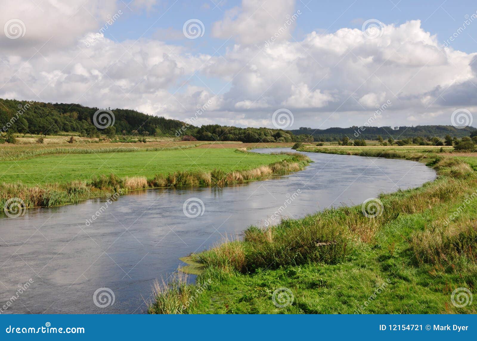Rio Que Funciona Através De Um Vale Imagem de Stock - Imagem de ...