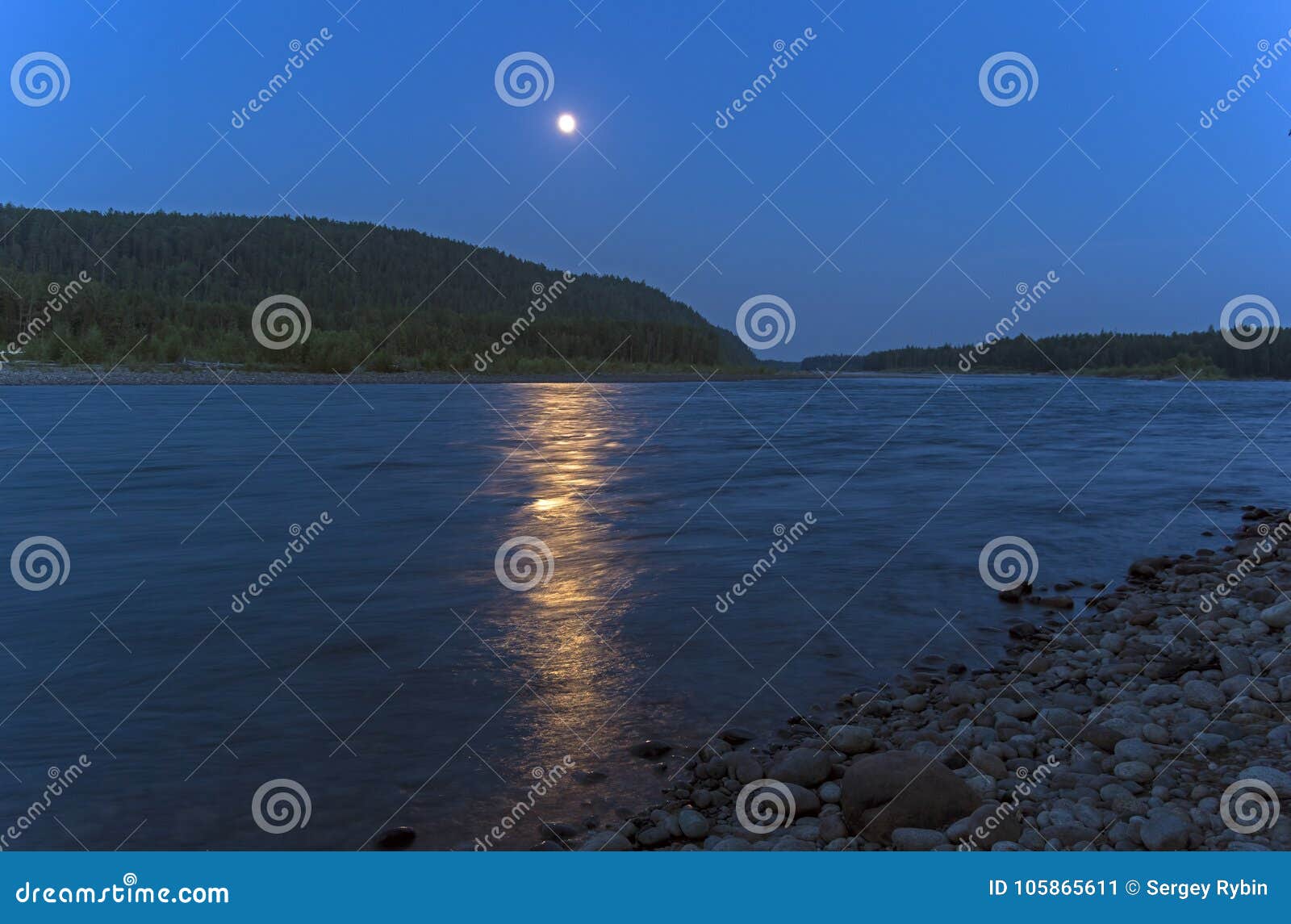 Rio sob o luar imagem de stock. Imagem de luar, margem - 105865611