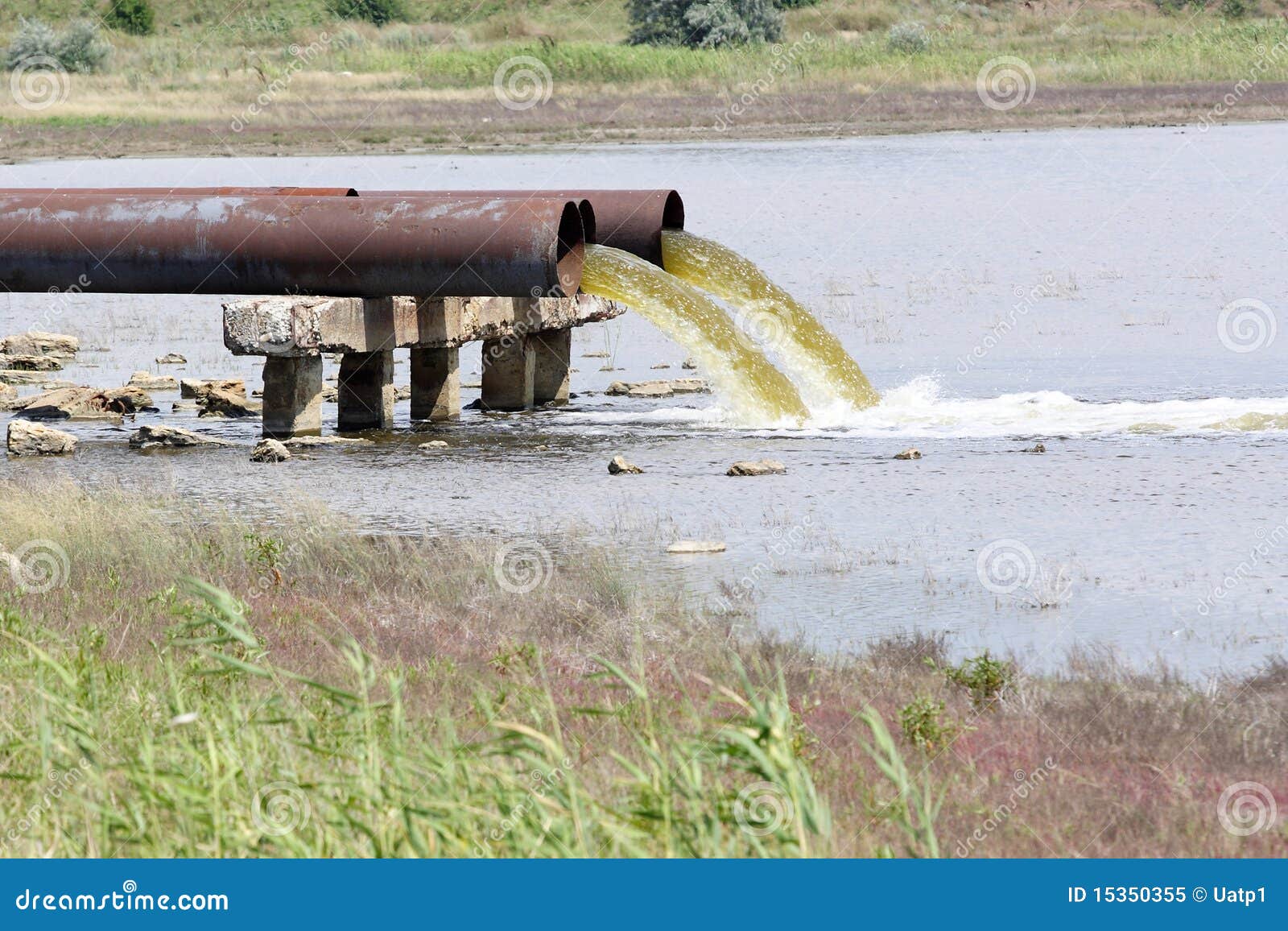 Riolering stock afbeelding. Image of stromend, installatie - 15350355