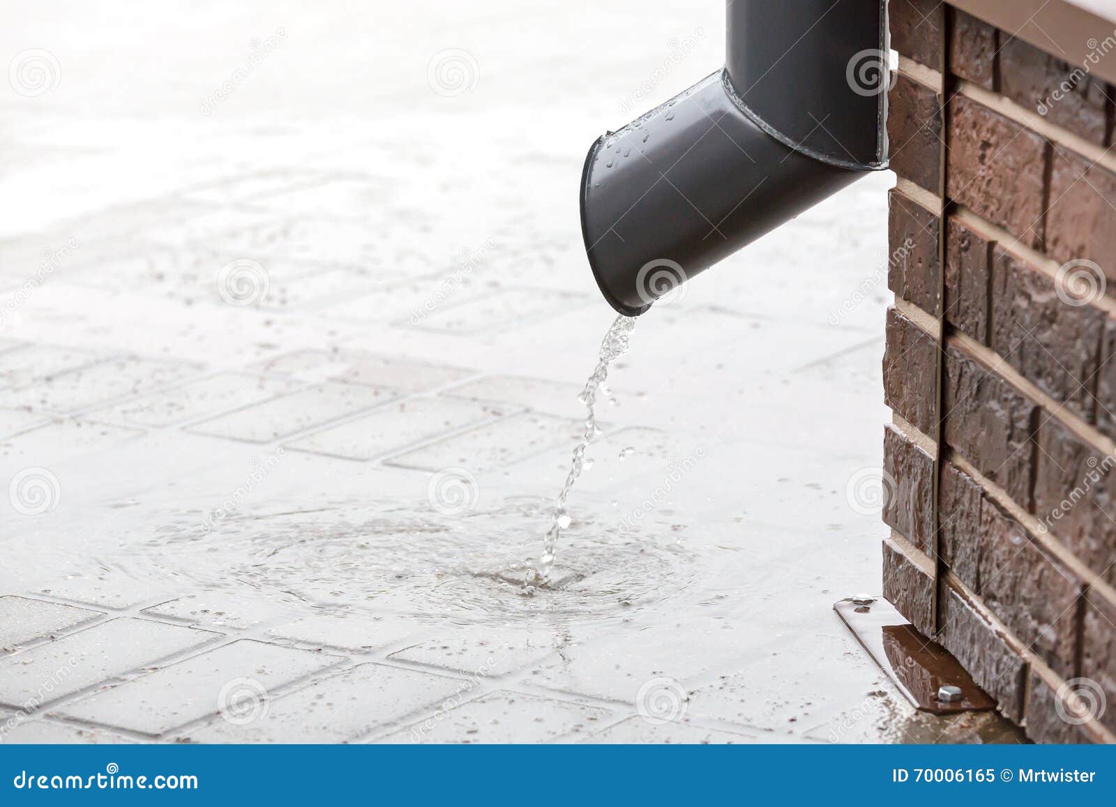 Rioolbuis Met Stromend Regenwater Stock Afbeelding - Image of buis ...