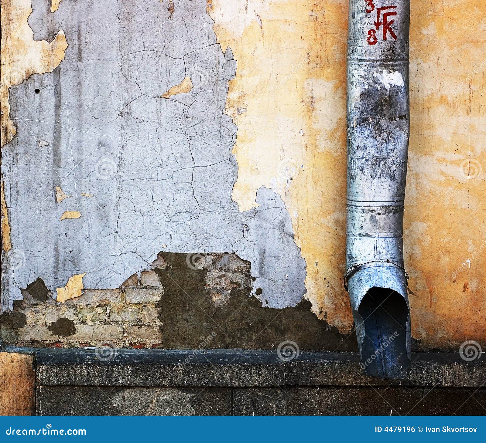 Rioolbuis op de muur stock foto. Image of goten, huis - 4479196