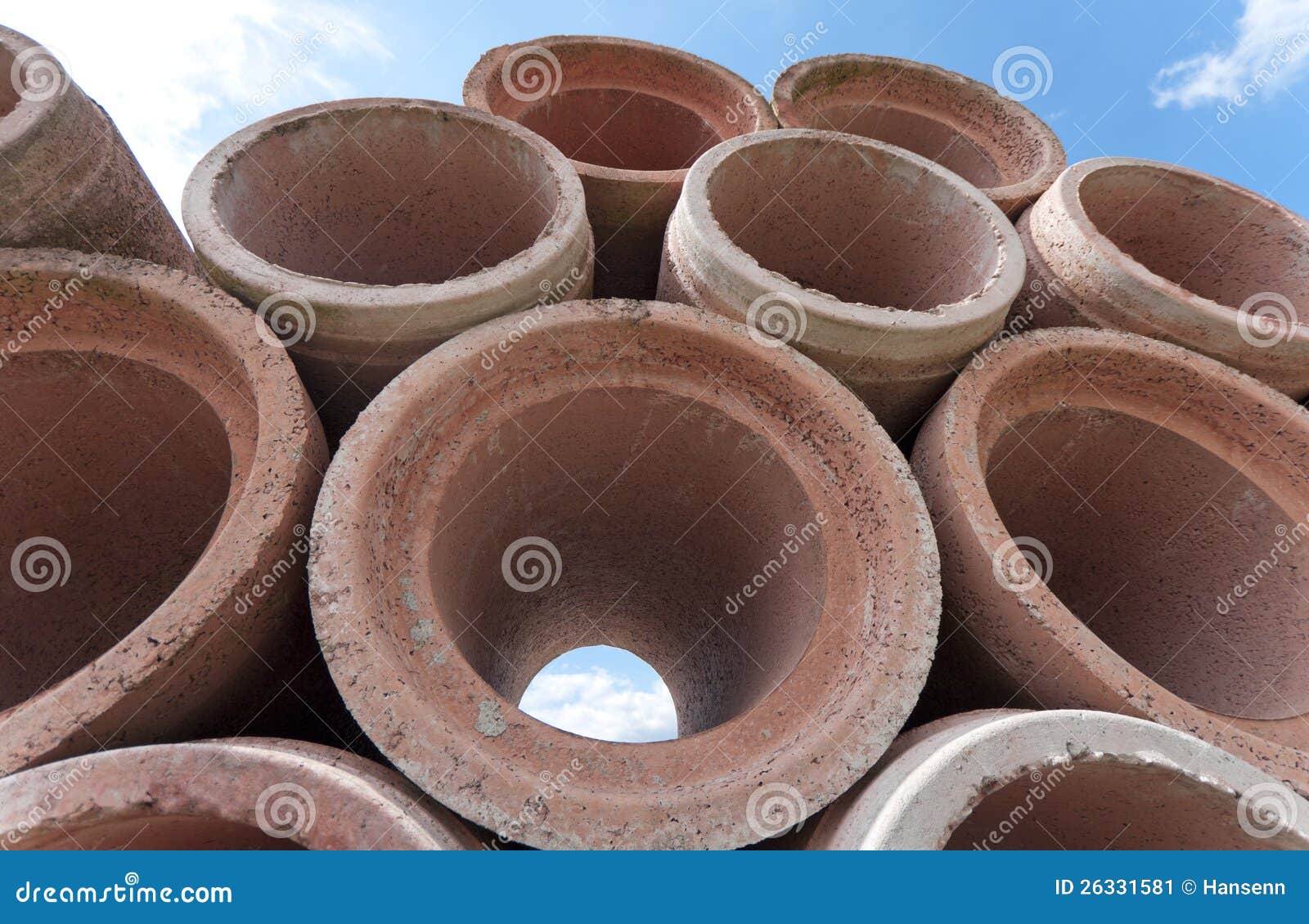 Rioolbuizen stock afbeelding. Image of cement, bouw, opgestapeld - 26331581