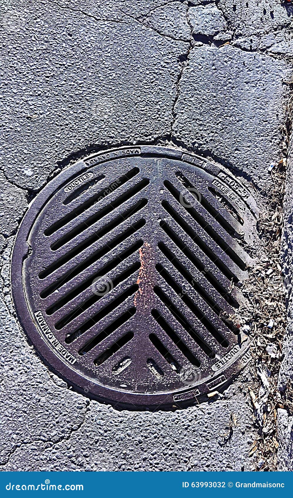 Rioolrooster in asfalt stock foto. Image of grijs, rooster - 63993032