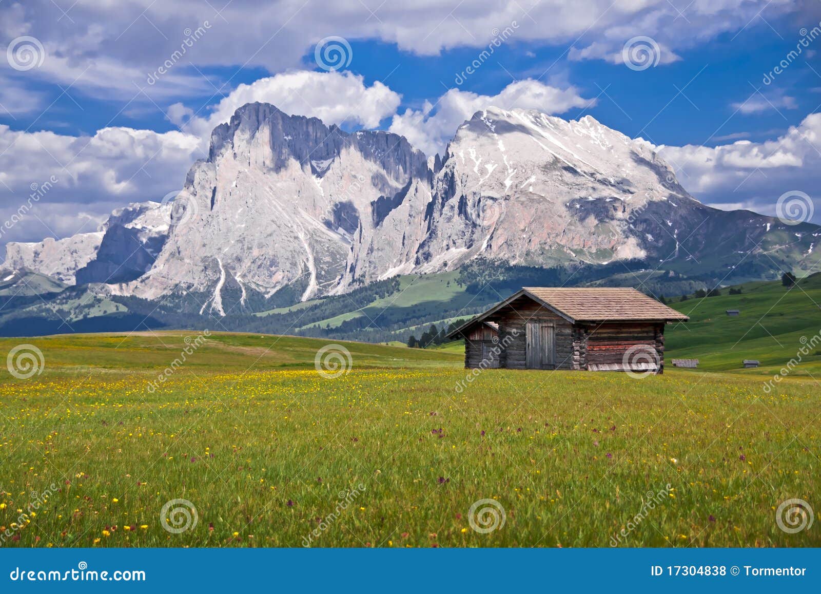 Ripari nelle alpi italiane fotografia stock. Immagine di podere - 17304838