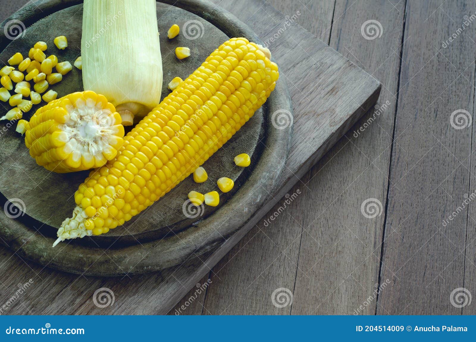 Ripe Corn on the Circular Cutting Board on Wooden Background Stock ...