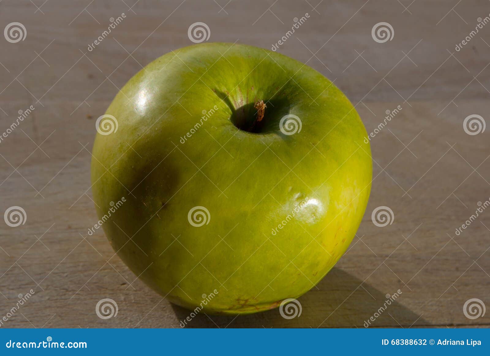 Ripe Green Apple on the Wooden Board Stock Photo - Image of fruit ...