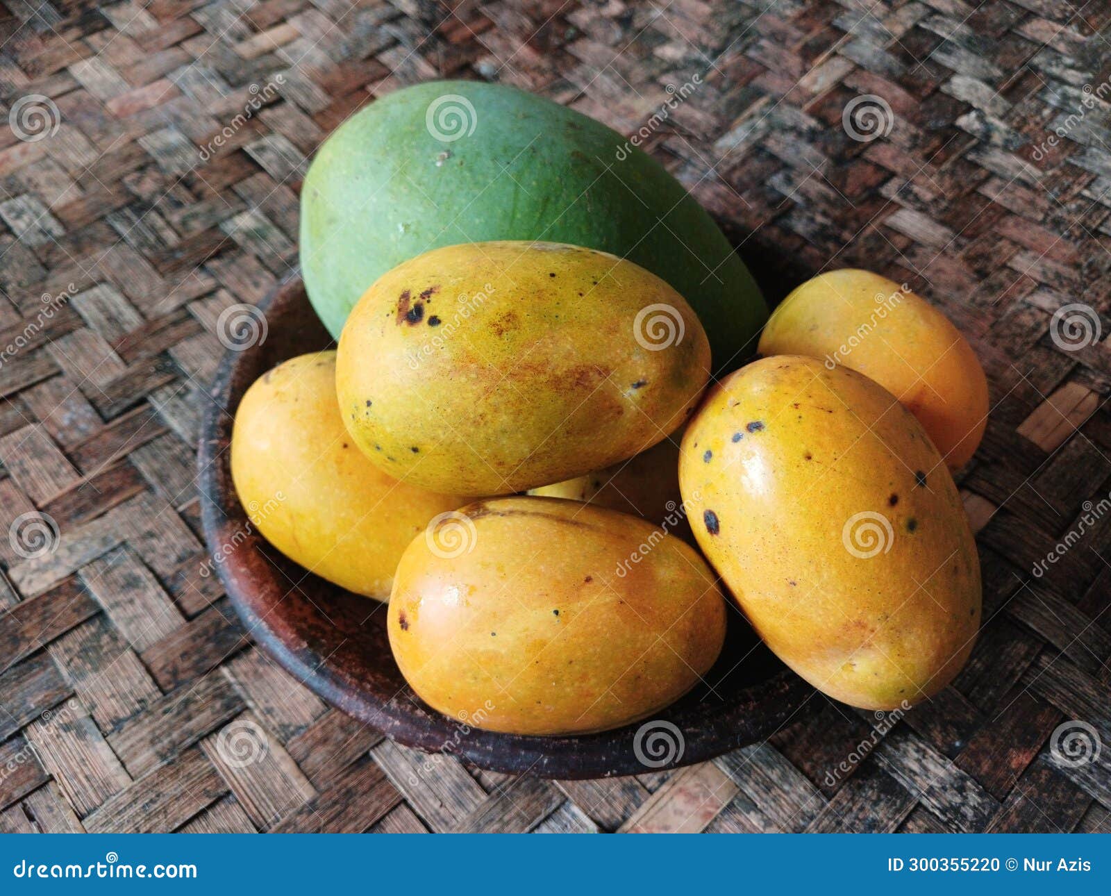 Ripe Mango Fruit Isolated on Woven Bamboo. Fresh Mango Fruit Stock ...