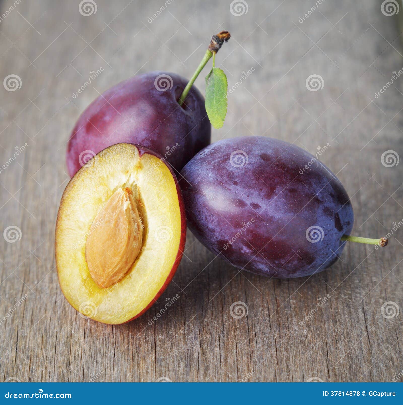 Ripe Plums on Old Wood Table Stock Photo - Image of green, healthy ...