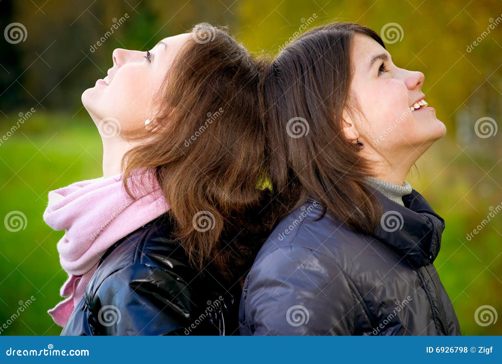 Rire de deux amies photo stock. Image du verticale, étudiant - 6926798