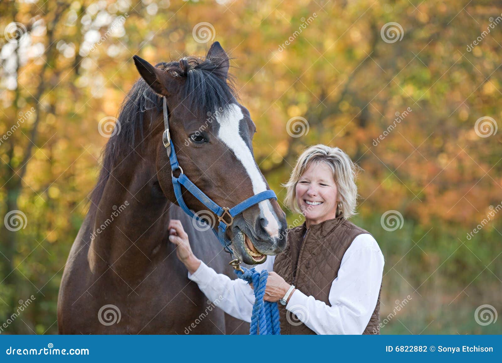 Rire de femme et de cheval photo stock. Image du loisirs - 6822882