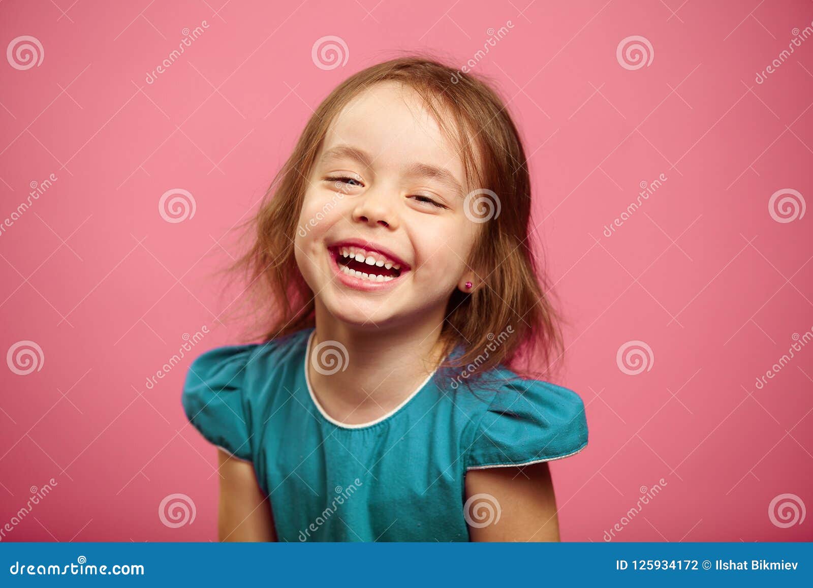 Rire Joyeux De Fille Gaie Denfant Portrait Disolement Photo Stock