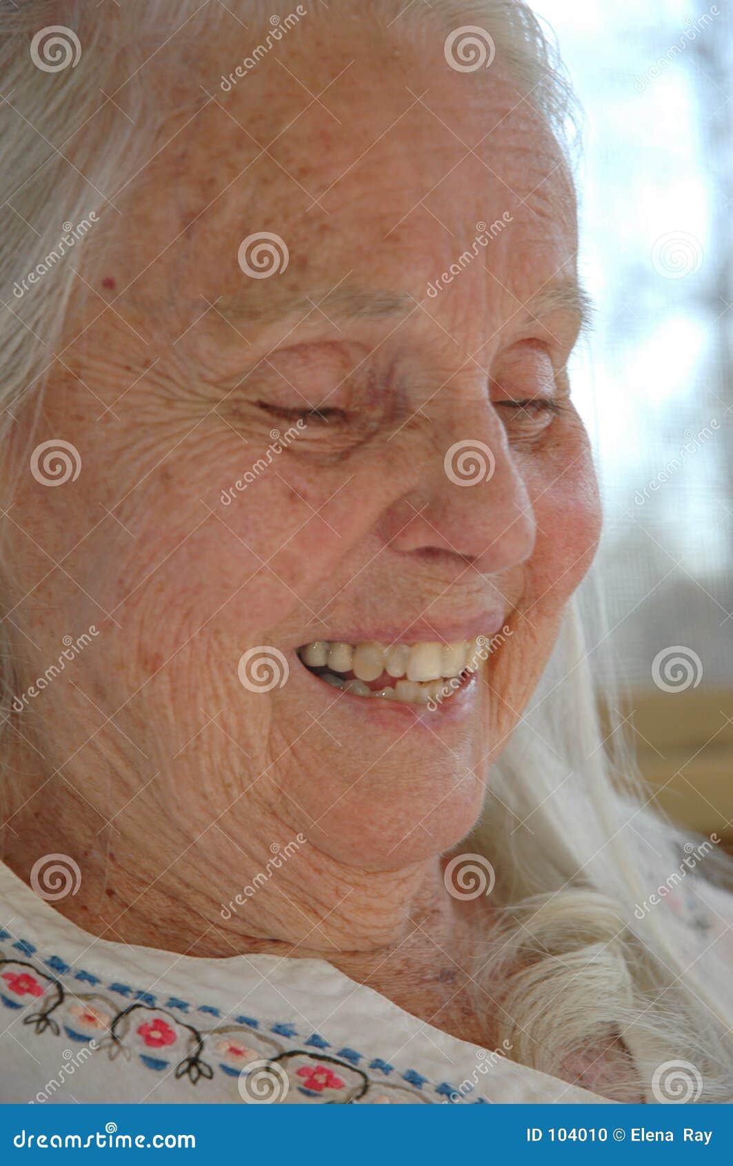 Risa de la gran abuela foto de archivo. Imagen de mujer - 104010