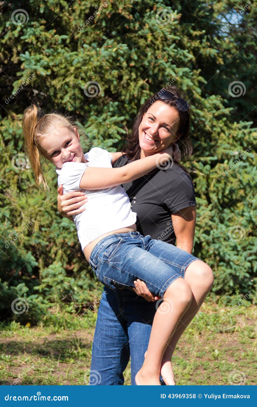 Risa De La Madre Y De La Hija Foto de archivo - Imagen de preescolar, treinta: 43969358