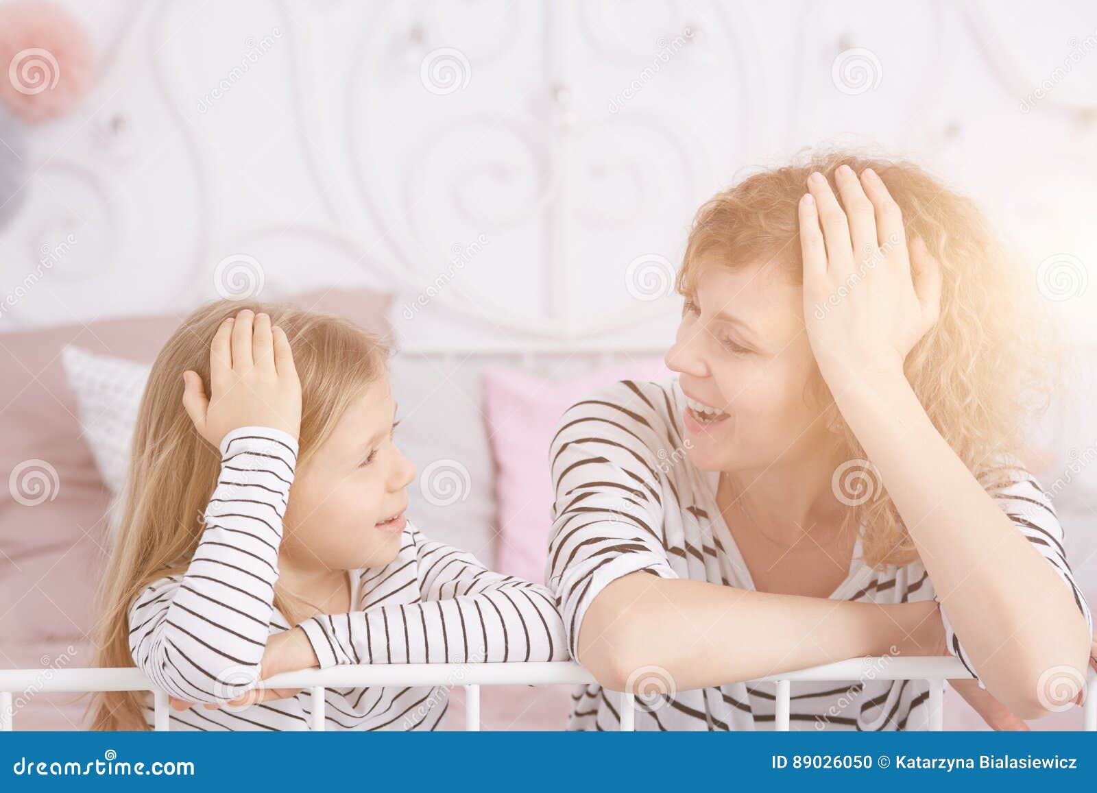 Risa De La Mama Y De La Hija Foto de archivo - Imagen de acogedor, humor: 89026050