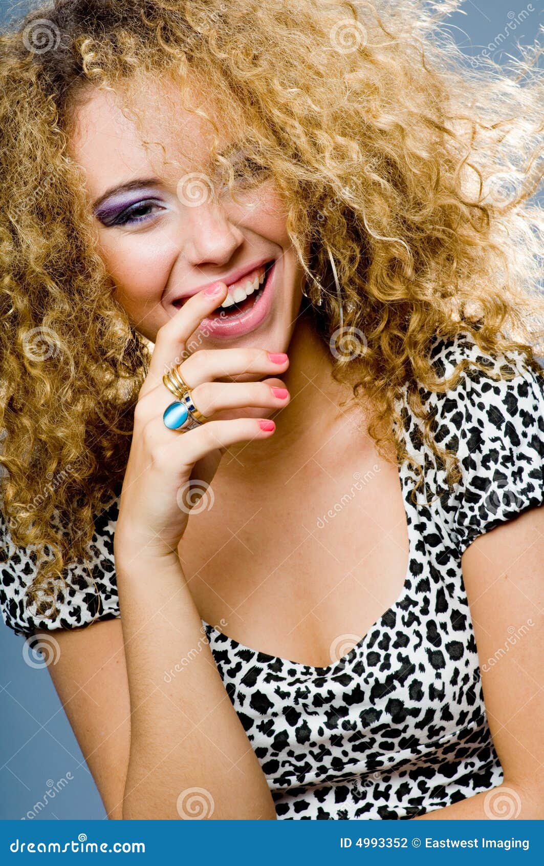 Risa del modelo de manera foto de archivo. Imagen de animal - 4993352