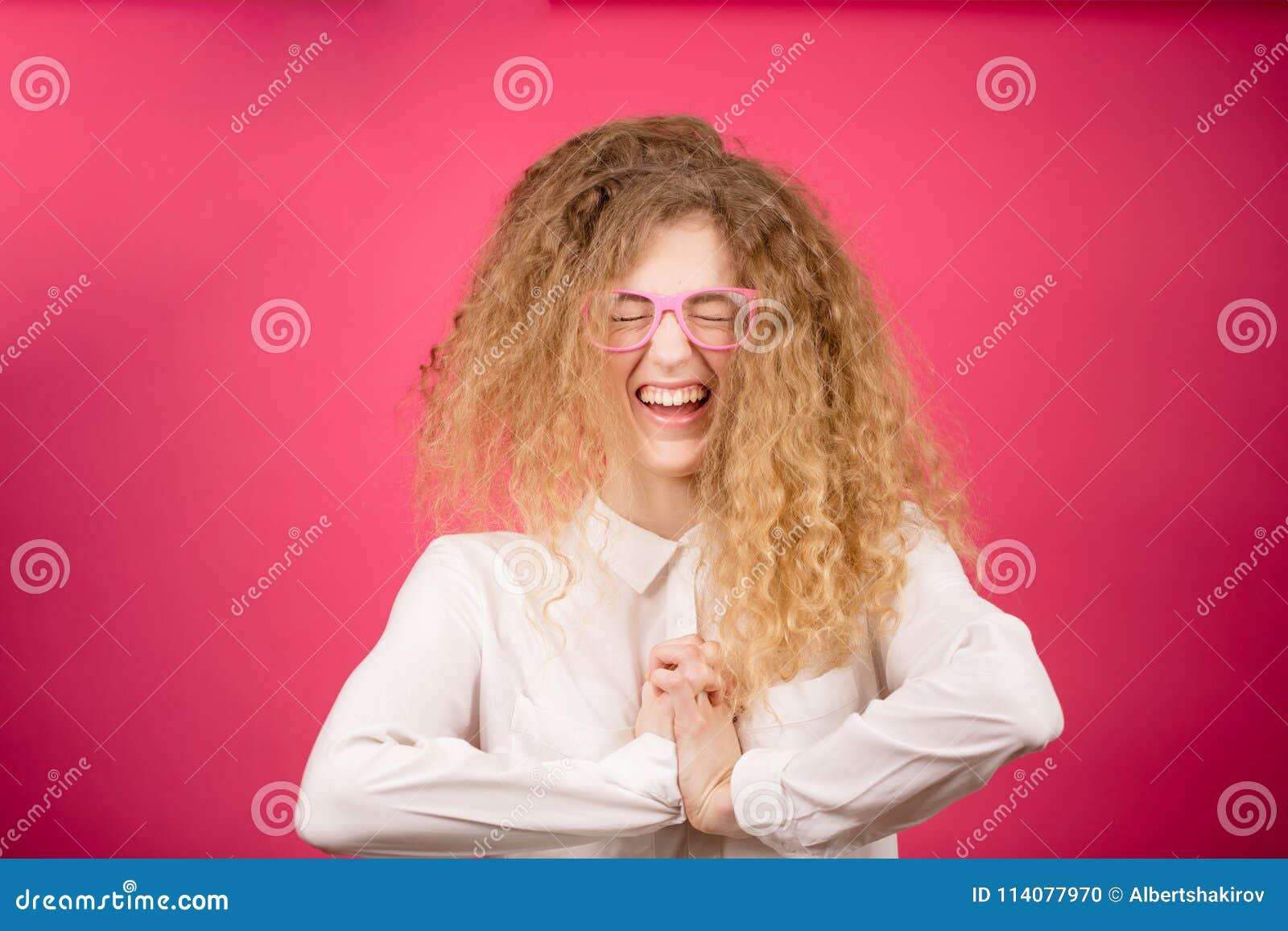 Risa Modelo Joven Debido a Su Haistyle Loco Foto de archivo - Imagen de felicidad, feliz: 114077970