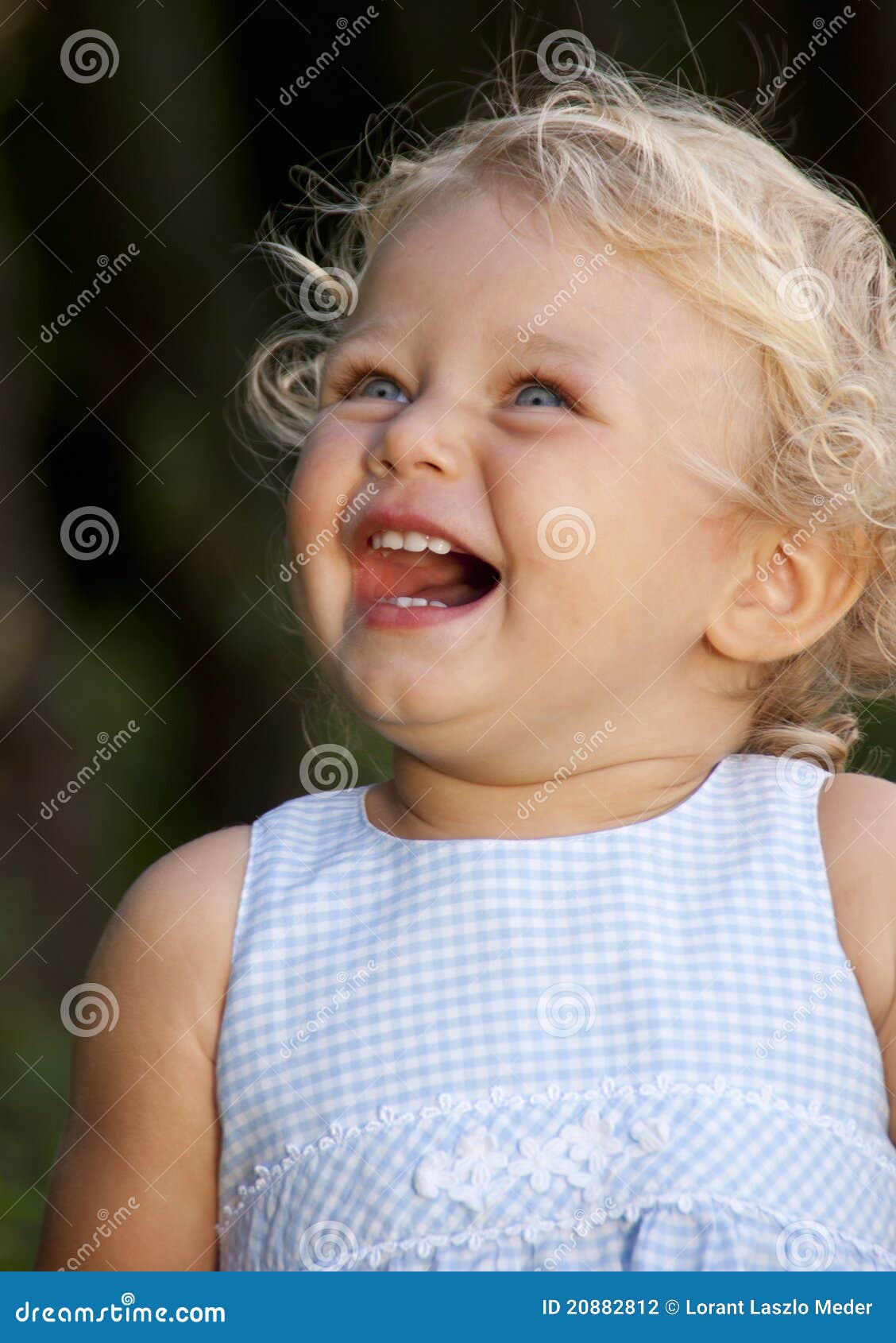 Risa rubia del bebé foto de archivo. Imagen de afuera - 20882812