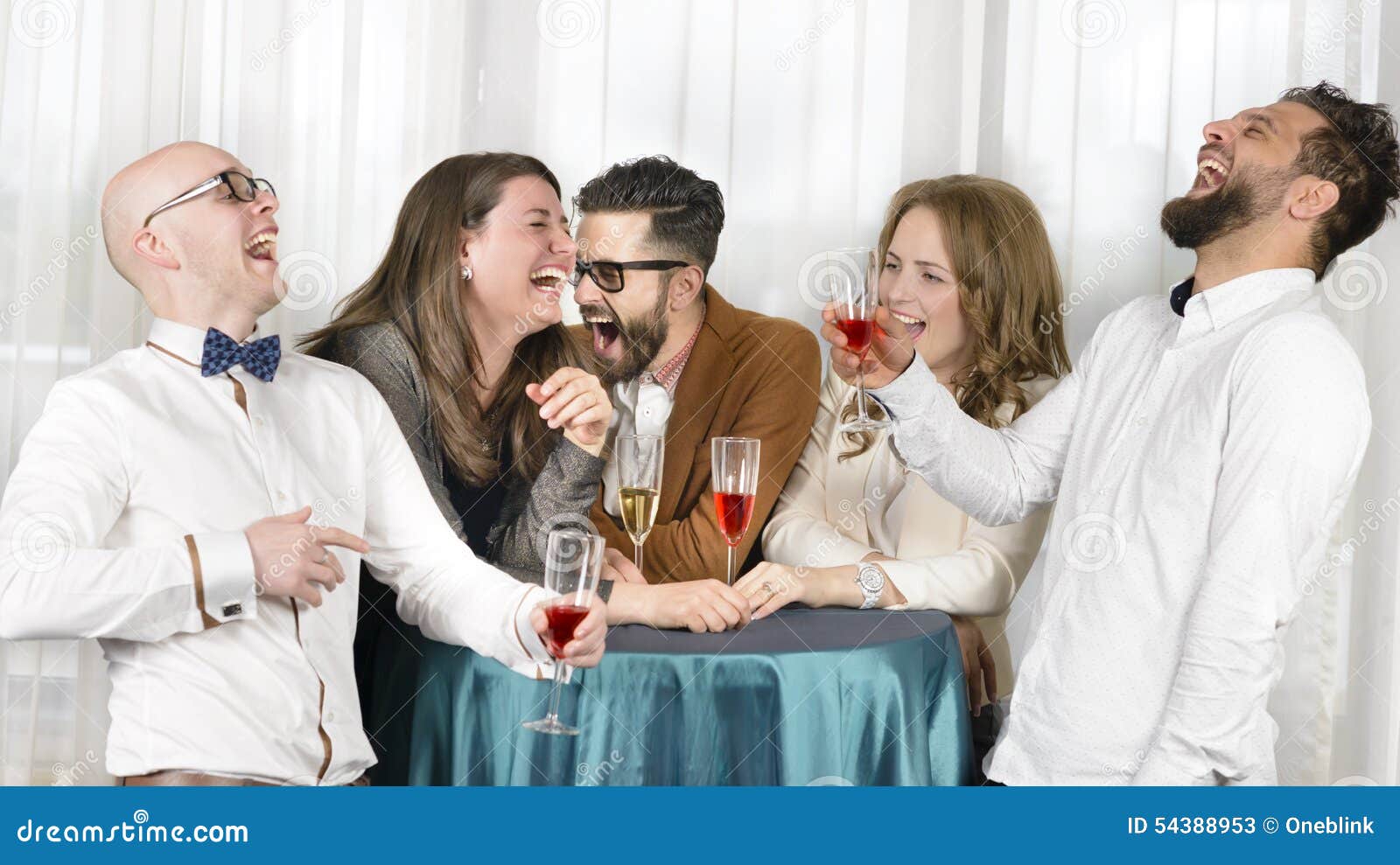 Risata Degli Amici Divertente Immagine Stock - Immagine di champagne ...