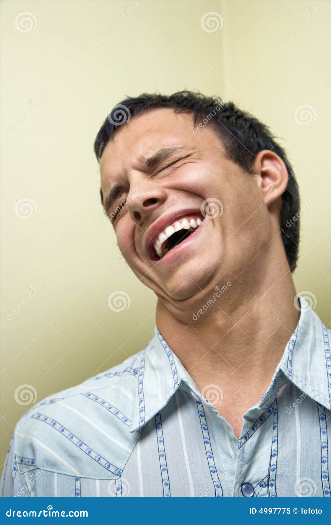 Risata del giovane immagine stock. Immagine di maschio - 4997775